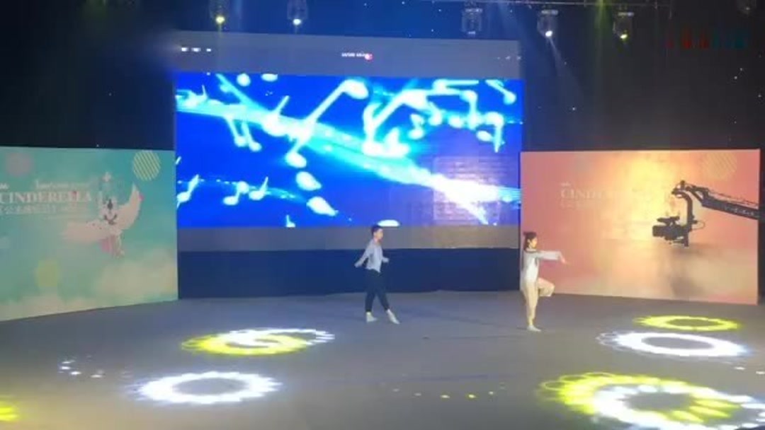 果果的两位舞蹈老师的精彩演出