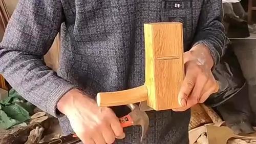 刨子就是这么做的,由木匠老师傅纯手工设计,想要做出好木头离不开这工具!