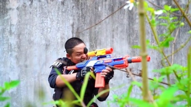 搞笑CS枪战,第一人称枪战与老虎面具人战斗!