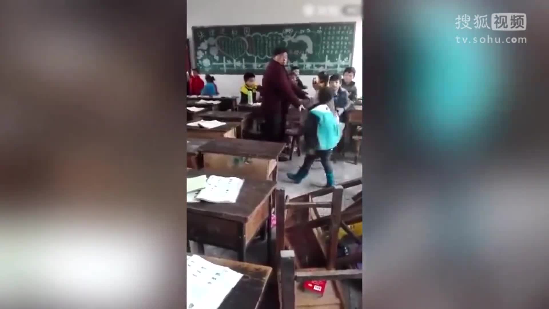 无法无天!实拍小学生推翻桌椅教室大闹 拎起凳子猛砸老师