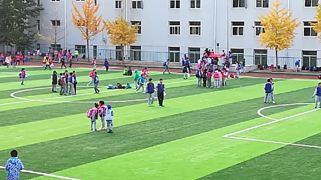 升旗前小学生们的操场活动
