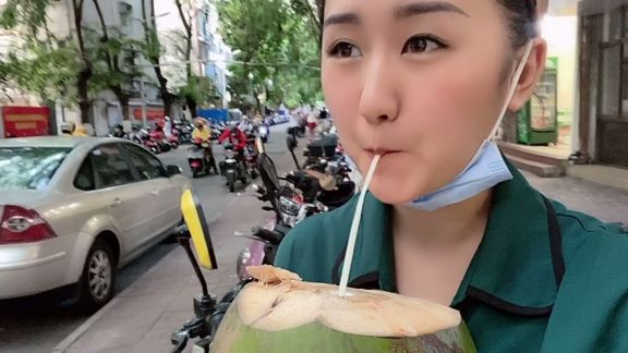 艺艺在三亚 群众街 找到了一些小店看看100元都能吃些什么吧!