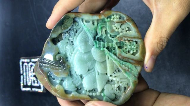 翡翠切石:3000买的翡翠原石,切垮后被大师做出摆件起死回生