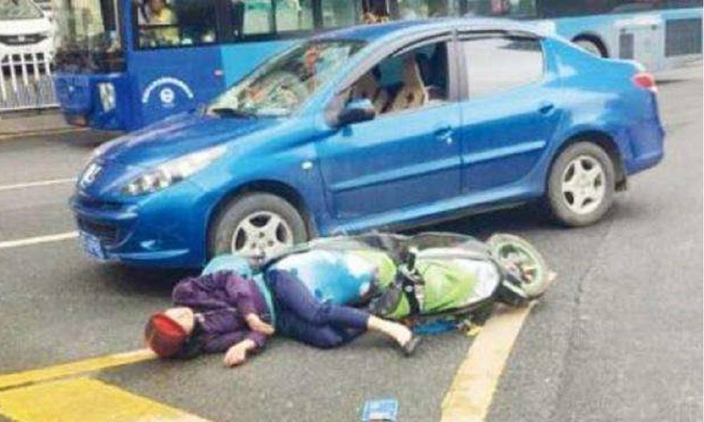 等红灯被电动车追尾,电动车车主身亡,汽车车主要承担责任吗?