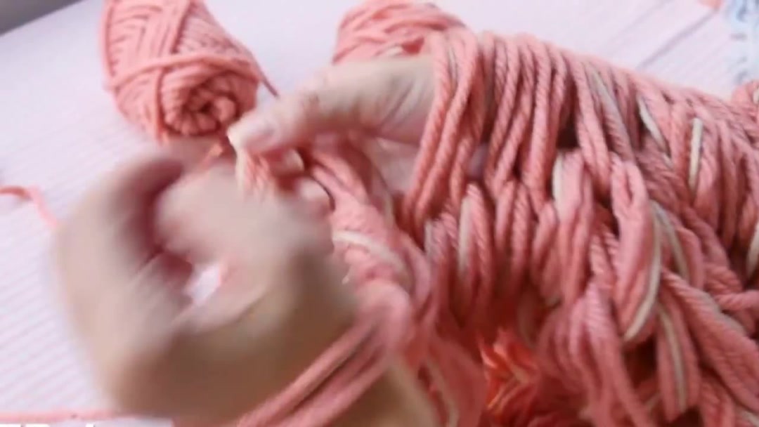 围脖不用针织用双手就能完成,方法不难看一遍就会!