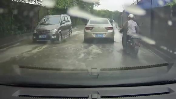 行车记录仪:这司机什么素质啊!