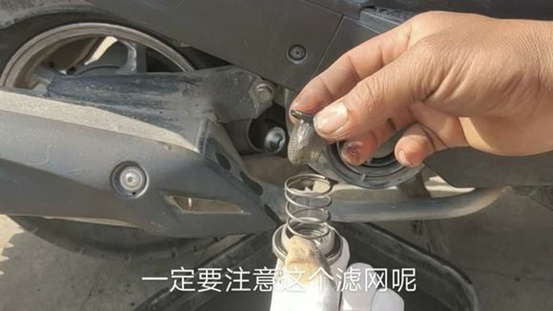 摩托车加机油的正确加法,摩托车润滑好坏有劲没劲全靠它。