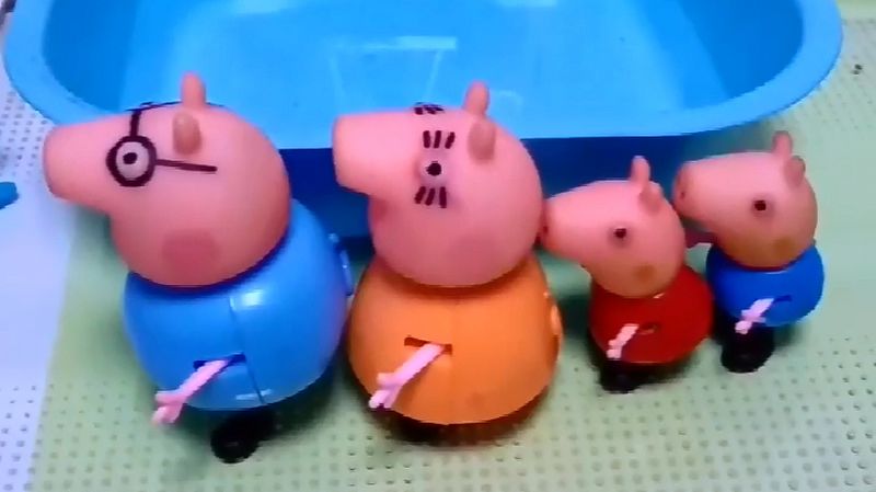 少儿益智亲子玩具:佩奇一家排队洗澡了,咚咚咚都进去洗澡了!