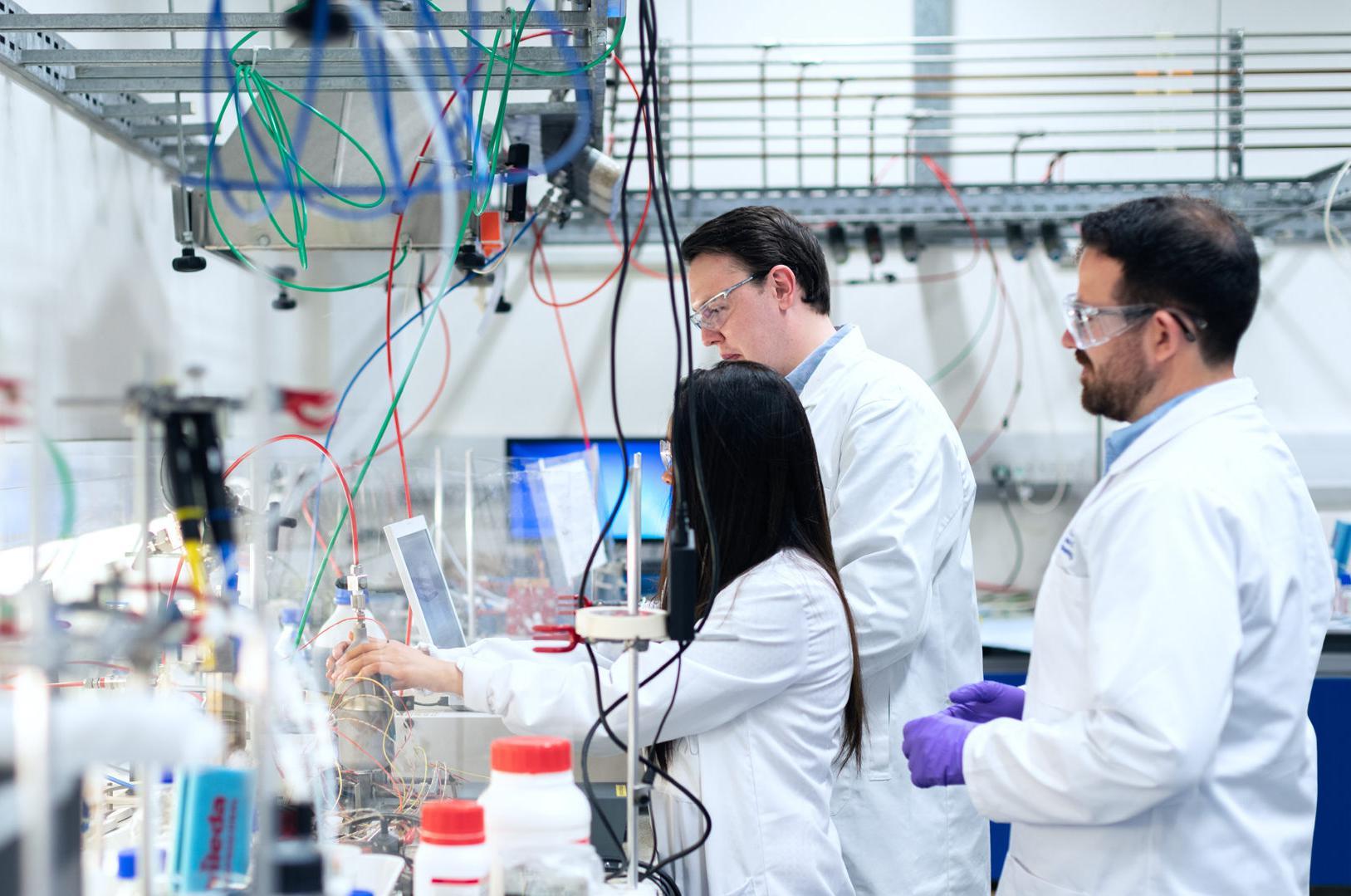 英媒曝料:新冠病毒或由美国企业合成,还靠卖疫苗赚得盆满钵满