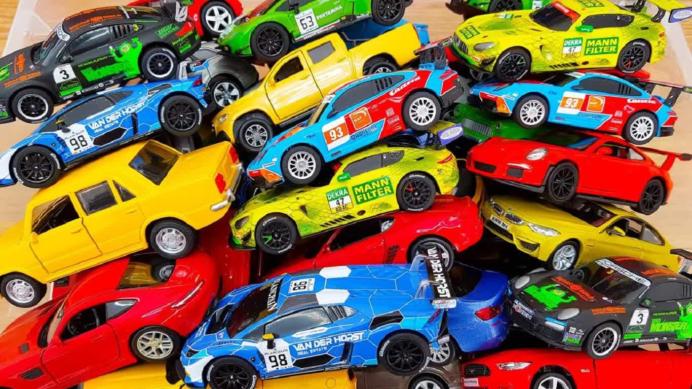 从玩具箱里挑选最棒的汽车模型