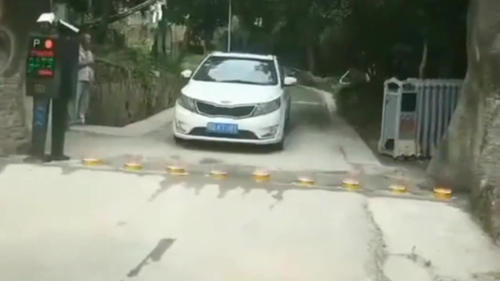 科技:全自动液压升降柱联动车牌识别系统安装调试