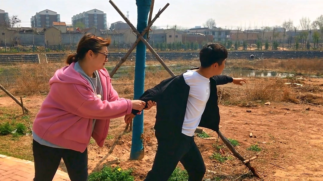 小情侣吵架,00后男友要跳河,90后离婚女瞬间慌了,女人果然心软