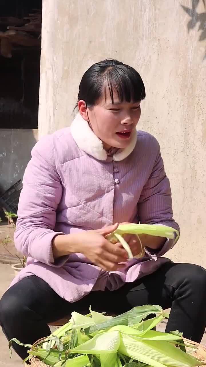 小时候的我喜欢跟着妈妈做美食,帮妈妈打下手,看到现在的豆芽和我小...