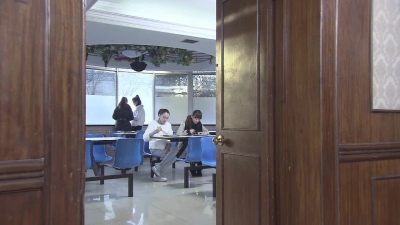 真爱背后:美女和妹妹说电脑打不开,可能是坏了,还帮她重置系统