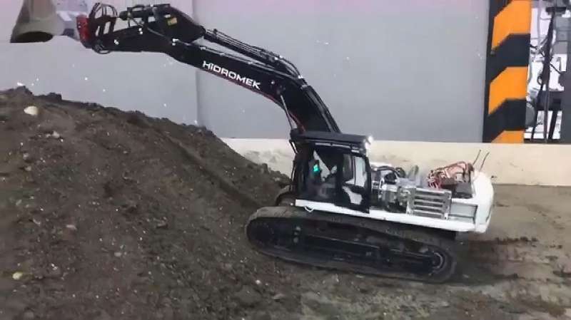 RC挖掘机模型,室内爬坡展示,各种细节做得很到位