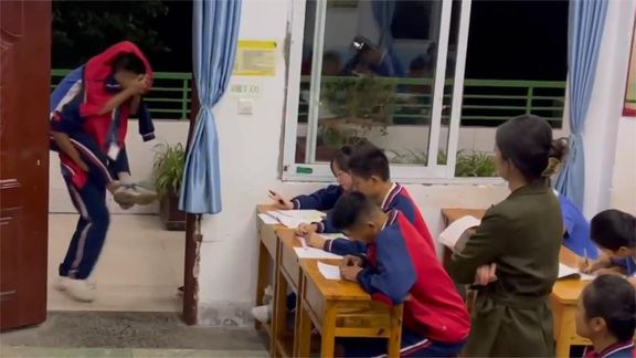 看着都紧张!当班主任上课提前来到了教室,孩子们的反应太真实