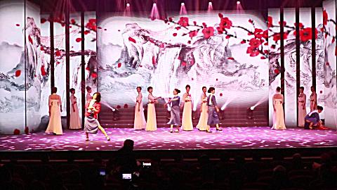 庆祝改革开放40周年群众文艺晚会优秀节目《红梅赞》由中江旗袍队选...