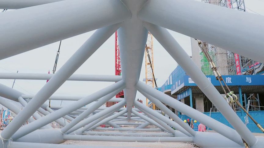 空中飞舞,精心勾画,钢构人的业绩与汗水在此中升华。