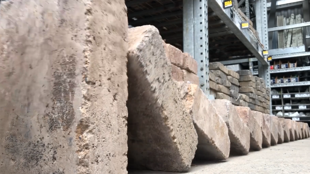 用砖头摆的多米诺骨牌,为何倒下会回归原位?看完才知多神奇