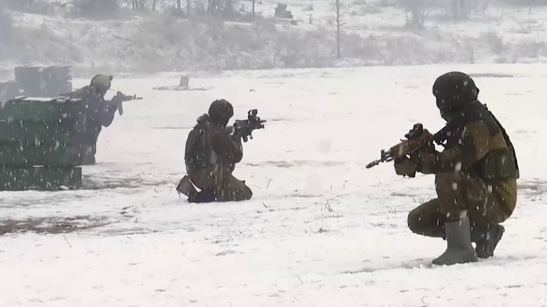 苦练!俄罗斯动员兵在雪地完成最后的训练,即将开赴乌克兰前线!