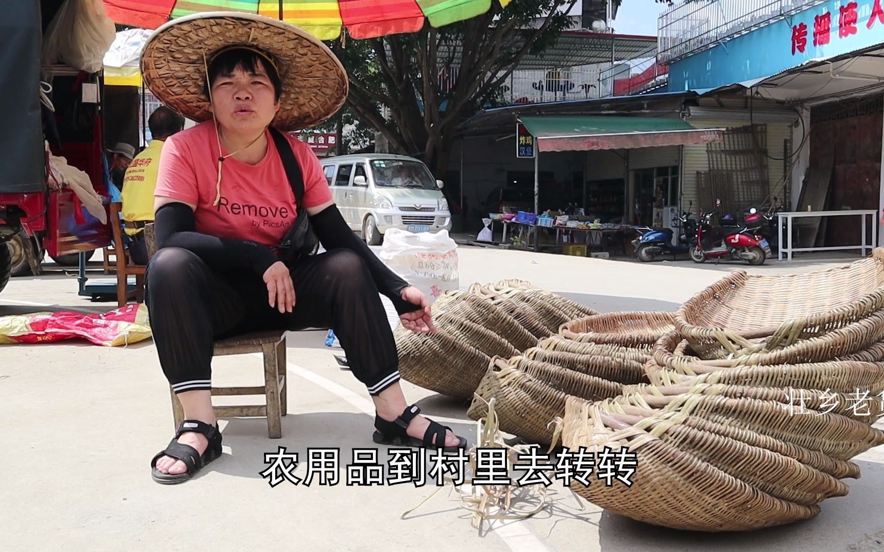 农村大姐把从山里挑回来的撮箕拿到集市上卖,守了一上午最后.