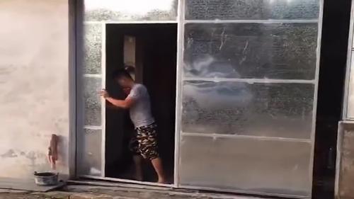 乡下小伙子设计的推拉门,一门两用不占空间,真的是有才了!