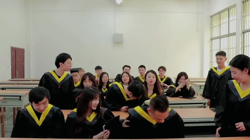 拍毕业照时记录下的一幕#毕业照 #毕业#毕业季