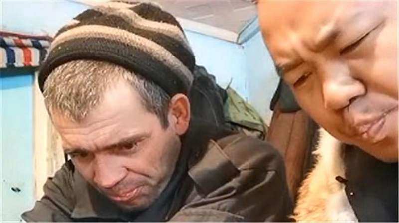 中国小伙在俄罗斯,就要入乡随俗,喝白酒吃生猪肉!