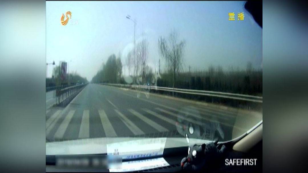 电动车闯红灯被轿车撞飞