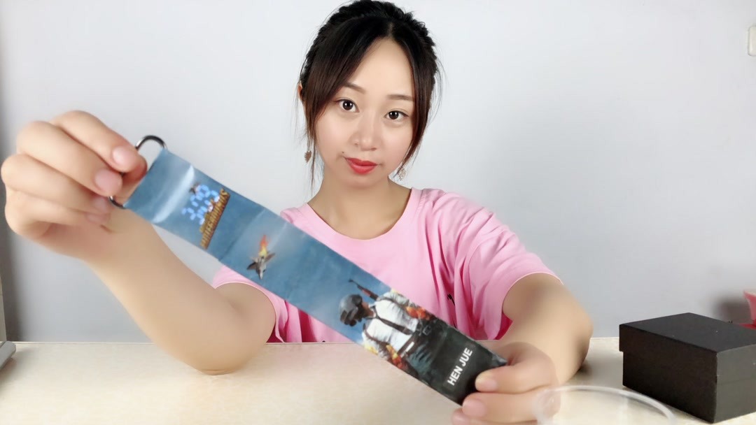 妹子试玩“用纸做的手表”,而且还是防水的,这是怎么做到的?