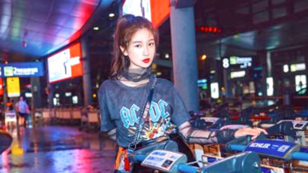 《青你2》联欢晚会来袭 虞书欣坐C位变追星少女