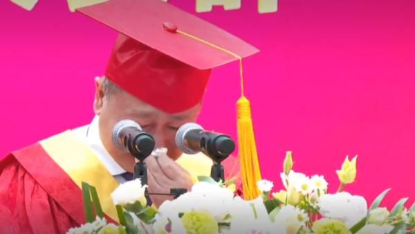 追忆因公殉职年轻校友,中南财大校长毕业典礼上几度哽咽落泪