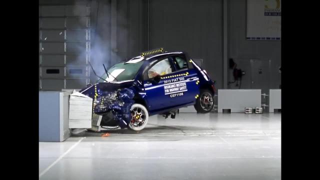 美国IIHS 小型车 测试集锦 Fiat 500 40%中等截面 碰撞测试