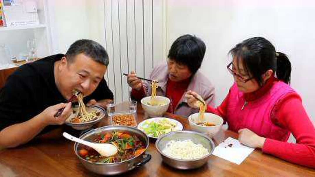 炖牛肉,煮面条,在家做牛肉面,丈母娘说好吃,喝酒吃面,真过瘾