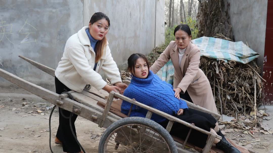 短剧;杉菜怀孕突然肚子疼,村花和桃子拉着去医院,结局太搞笑了
