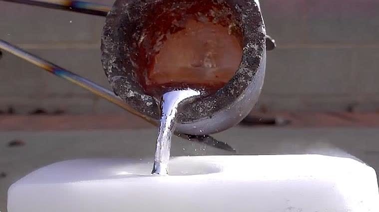 将熔融金属倒进温度极低的干冰上,却是这样的结果,干冰:甘拜下风