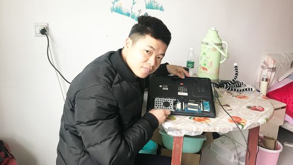 快报废8的年老电脑,小伙给它更换了一硬件,用起来跟新的一样了