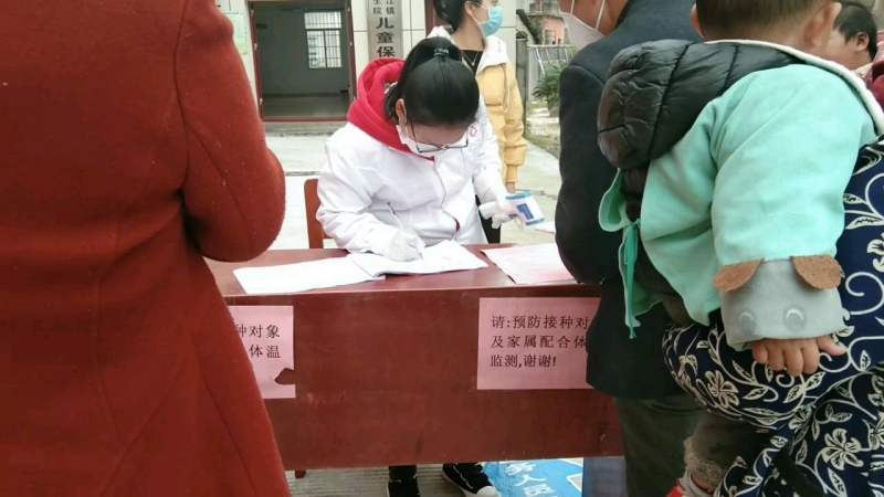 时隔两个月,宝宝终于打上了疫苗,看看宝宝身高体重符合标准吗?