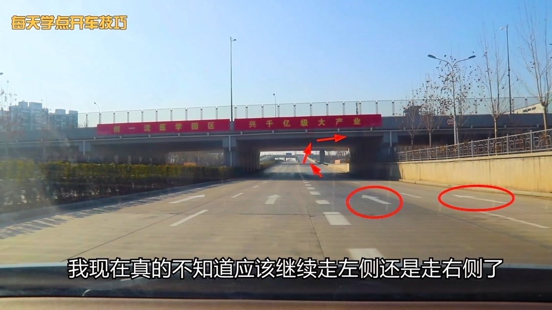 明明是前方右转弯分岔口,为什么导向标牌显示直行?开车实录详解