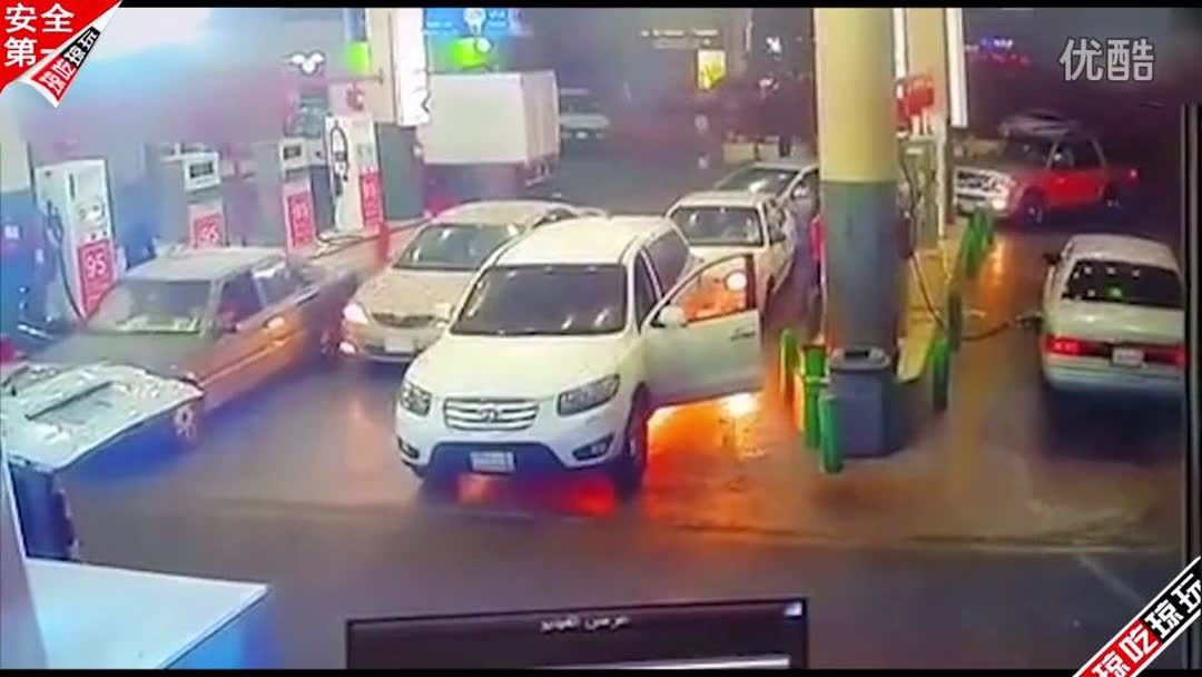 全国交通事故:3学生骑摩托逆行被撞身亡_高清