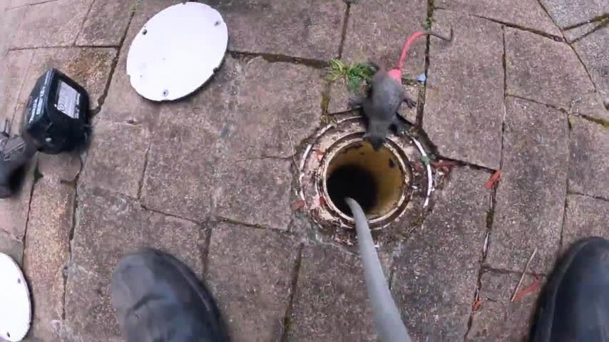 看国外是如可疏通下水管道的,这装备真专业,一会功夫就通了