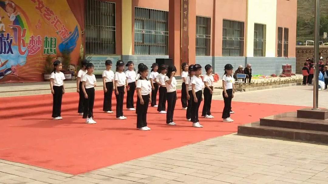 小学生舞蹈《向快乐出发》,节奏感强,个个都表现非常棒
