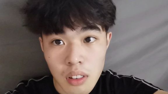 来看看我养的蚕的结果拉!变成了蚕蛾还有蚕蛹了!好可爱!