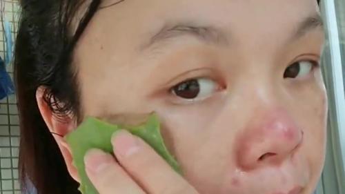 用芦荟擦脸特别的美白,一块就能要我半个月的工资,不愧是功效大!
