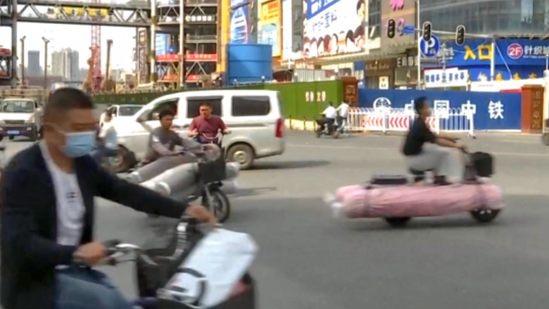 广州纺织城车多混乱,电动司机被卷入保洁车底,市民:事故高发点