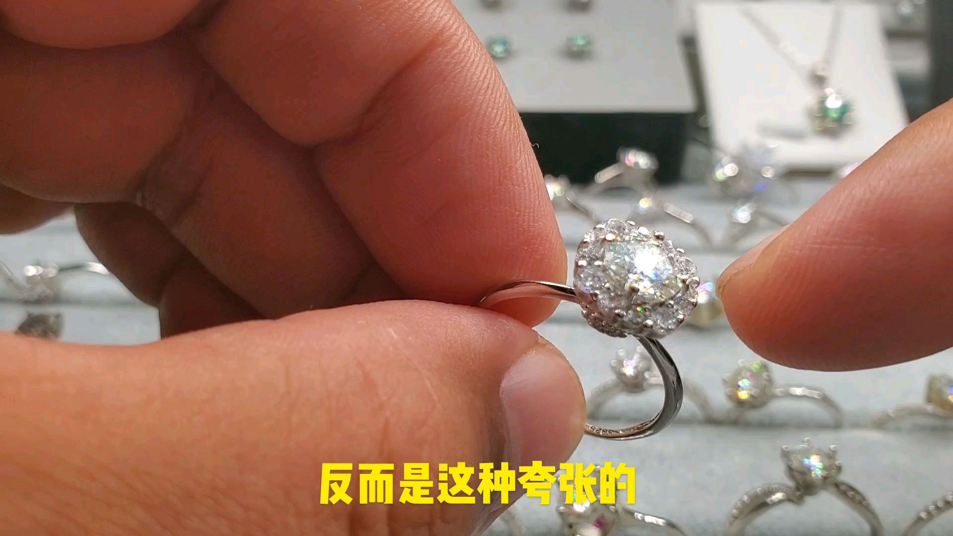 上新新款方包满镶戒指,一克拉莫桑钻镶嵌,戴上女王范十足,漂亮