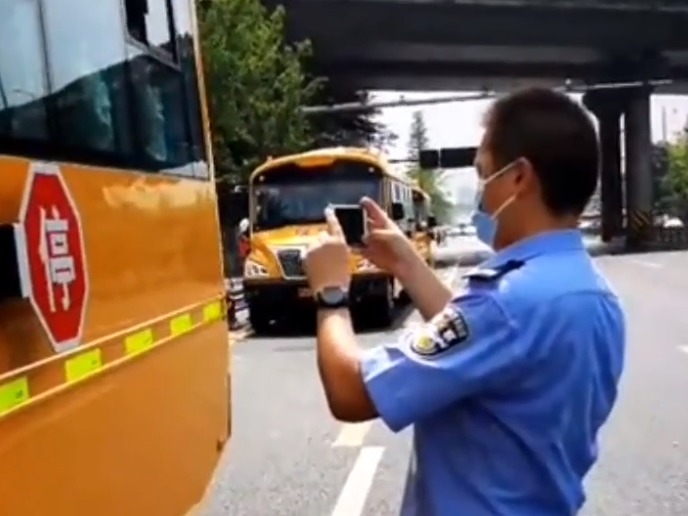 保护新学期学生安全 成都交警检查校车安全
