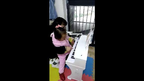 涵涵老师教宝贝们弹钢琴