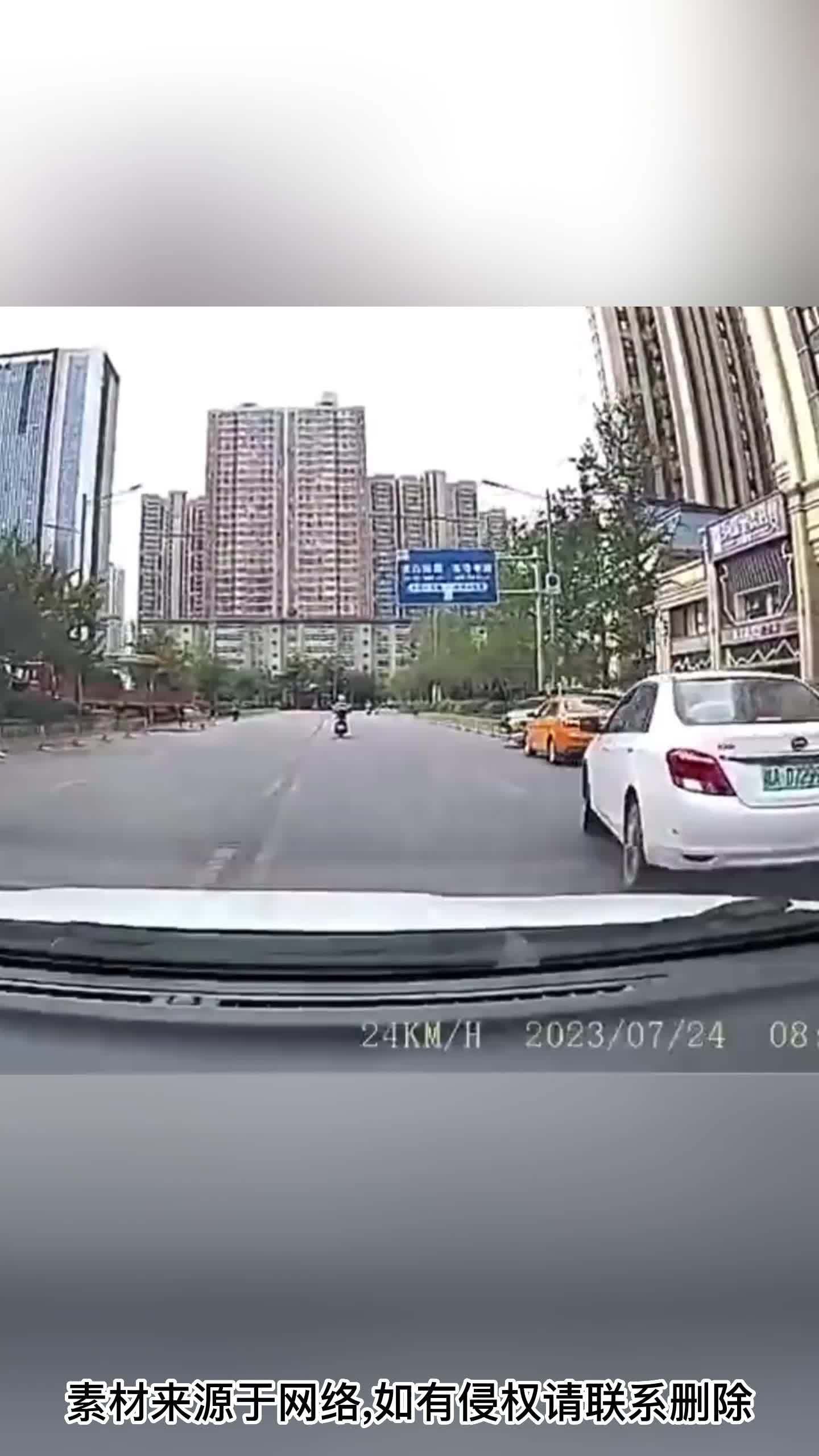 直行车礼让转弯车,转弯车却意外撞上电动车