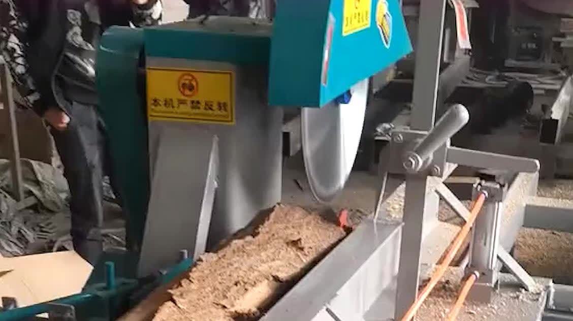 国外高手发明木材切割机,木头瞬间变成木板,工作效率太牛了!